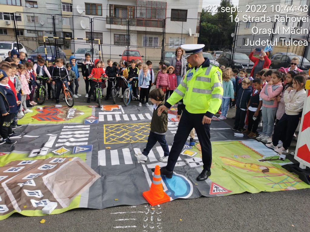 Polițiștii, dialog cu elevii tulceni despre educația rutieră și ...